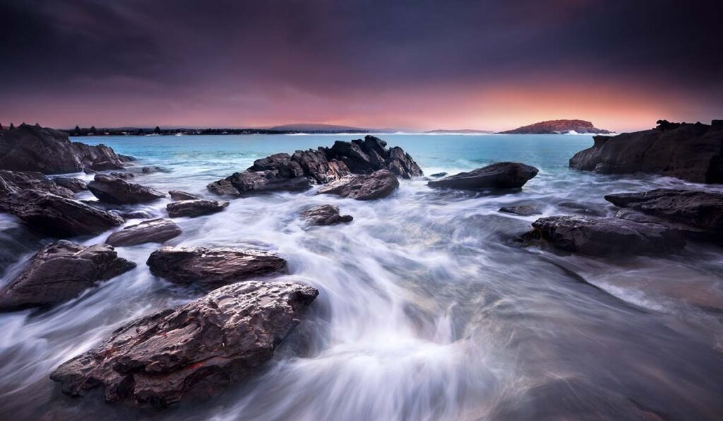 Water flowing water over rocks - Magicdecor®