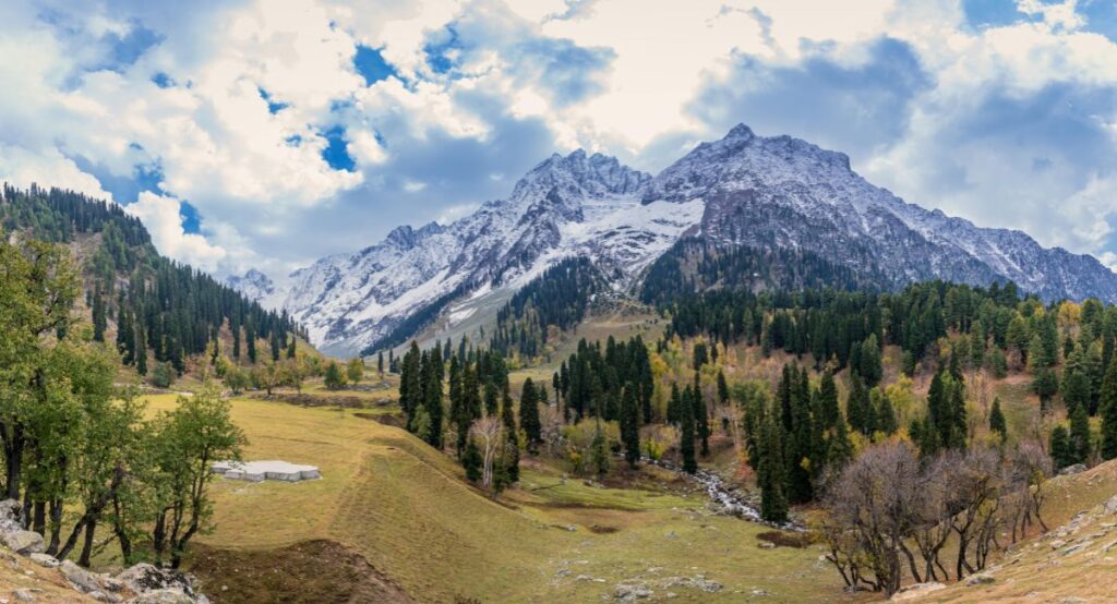 Serene Landscape of Sindh River Valley Wallpaper - Magicdecor®